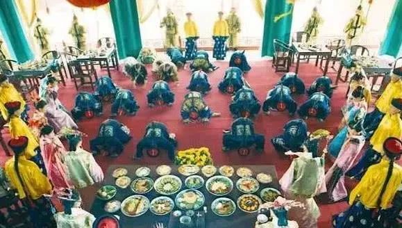 How extravagant is the emperor's meal?Look at what Puyi said... - iMedia
