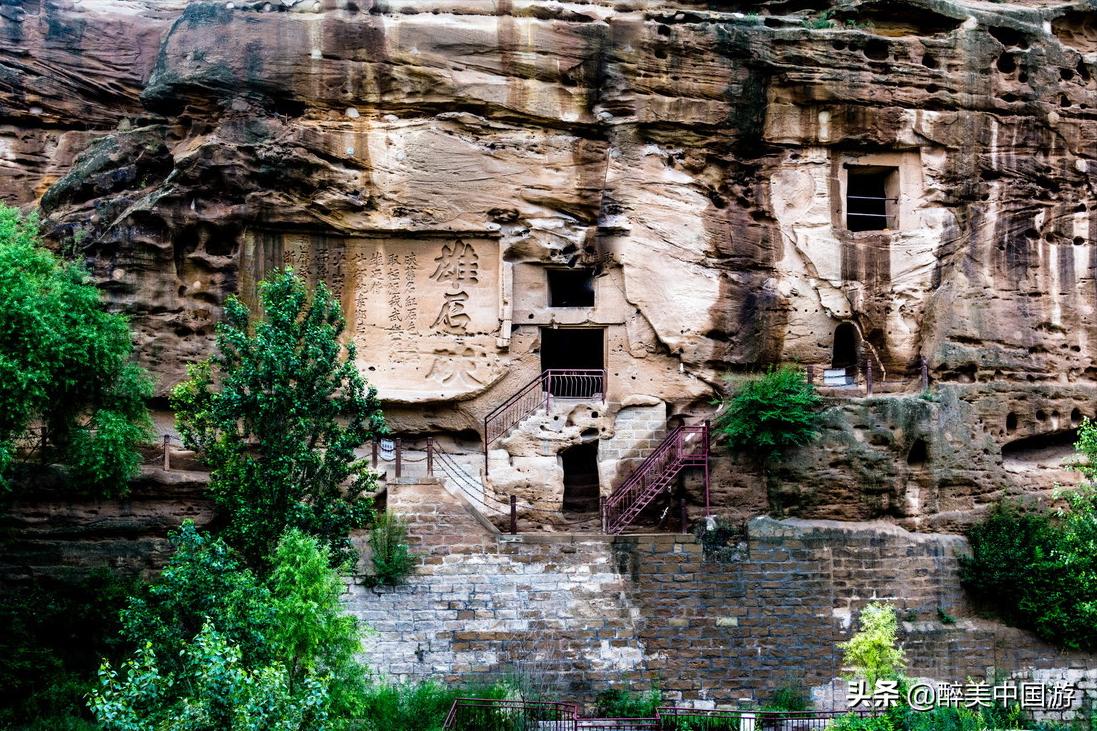 Visit the Hongshi Gorge scenic area, the river flows through the gorge ...