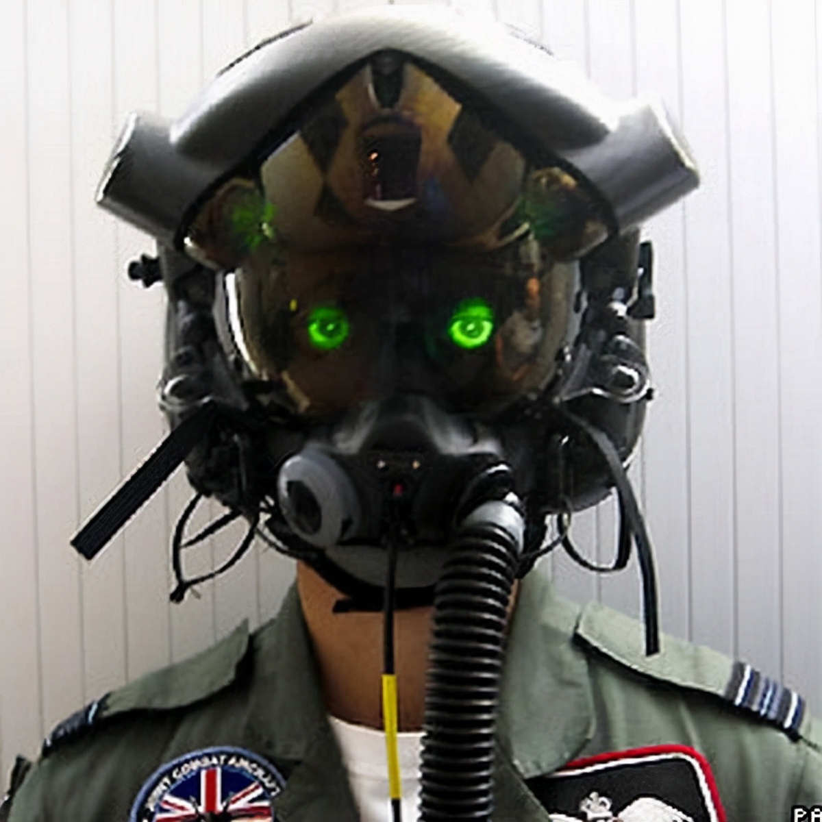 What was the military VR helmet like in 1982?Too spicy eyes, the pilot ...