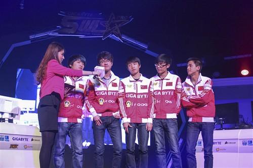 Ruofeng turns to the LOL mobile game to return to Douyu!Idol Luo Yunxi ...