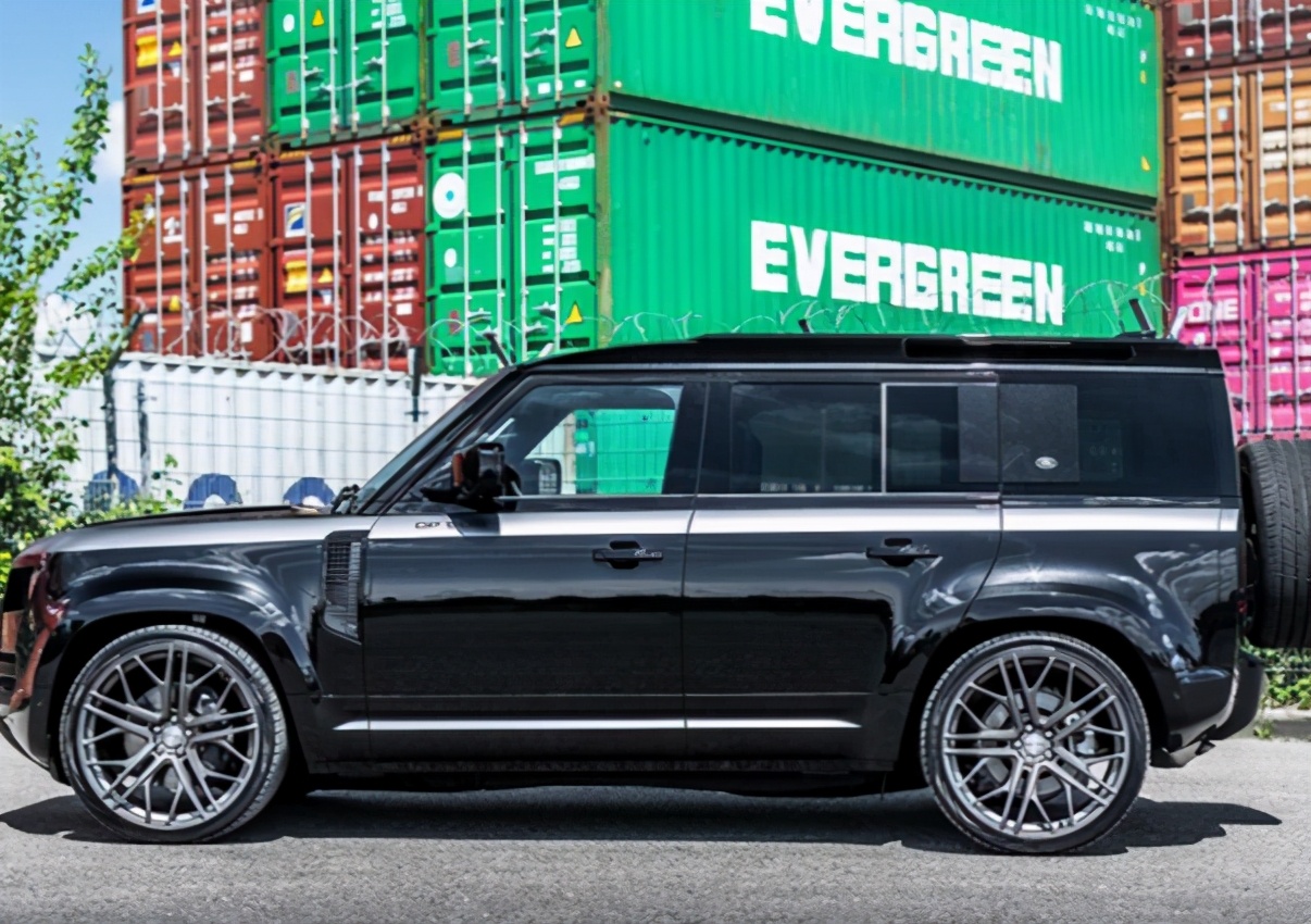 Modified Land Rover Defender: 22-inch wheels + diesel engine, off-road ...