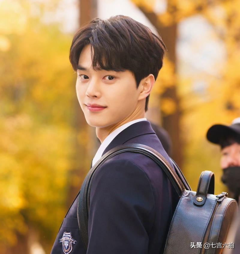 Like his predecessor, Chi Zhenxi, Song Jiang slanted his neck and ...