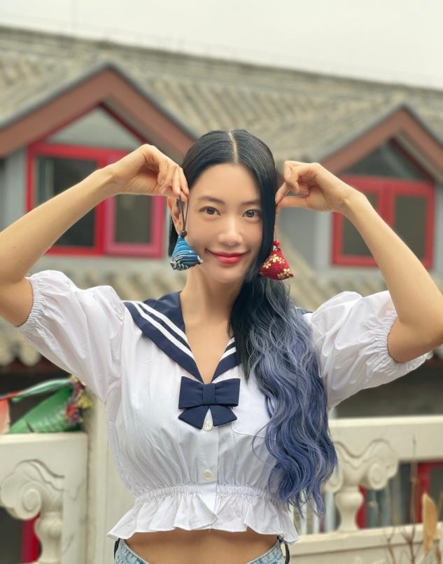 Clara's latest blockbuster exposure, showing off her figure in a black ...