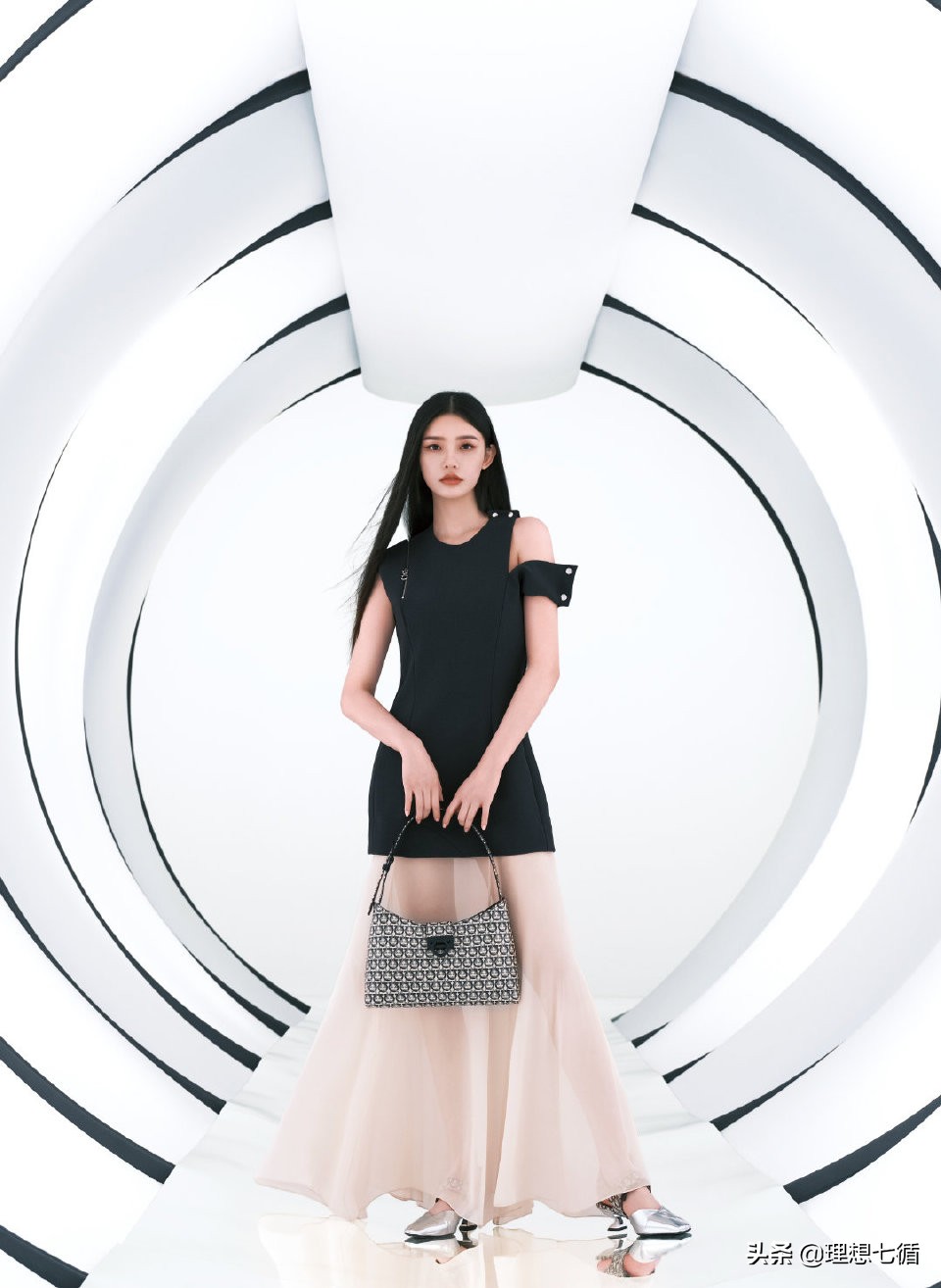 There is a kind of "God Restoration" called Lin Yun cos Xiaolongnu ...