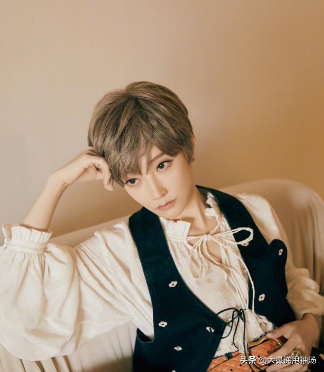 The goddess is full of fans!Feng Timo tube top dress appeared on the ...