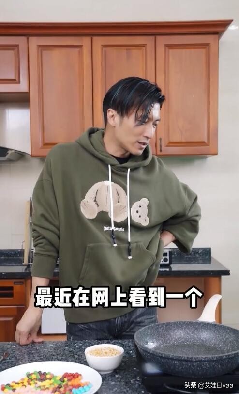 Nicholas Tse turned to work as a chef, wore a sweater and dyed blue ...