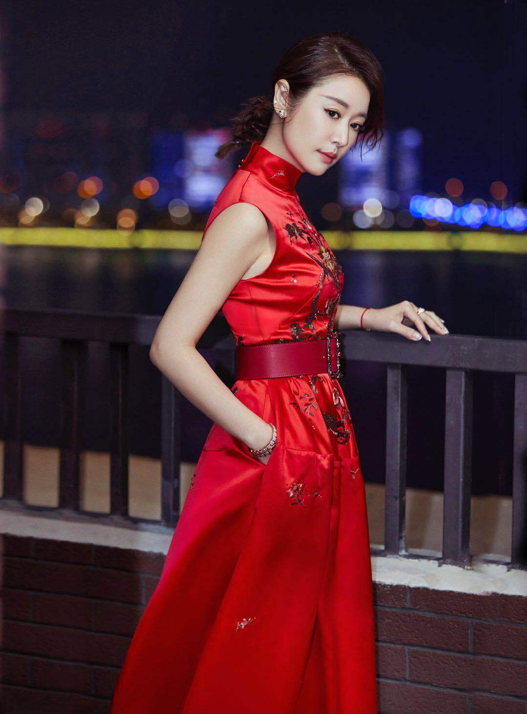 The 42-year-old Ruby Lin is full of charm, and the red dress is tender ...