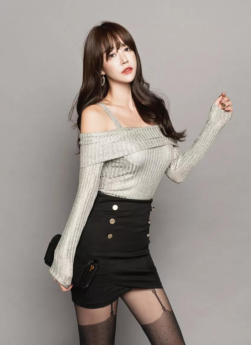 Zheng Youzhen's portrait photo, today's outfit is full of domineering ...