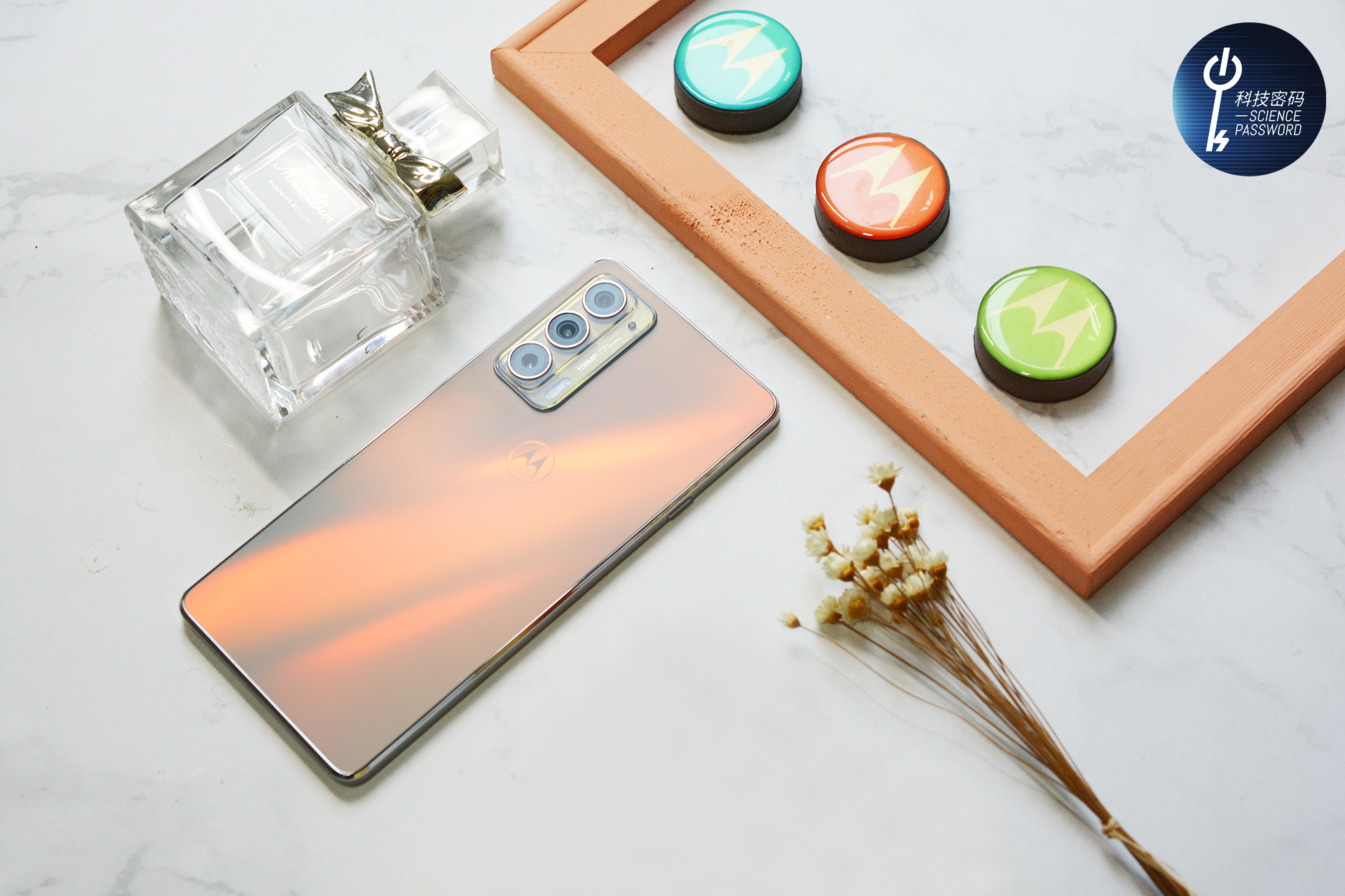 Fashionable and thin Motorola also plays the beautiful Motorola edge ...