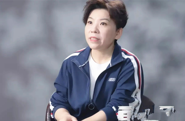 "Ping Pong Queen" Deng Yaping walks around the airport, wearing black ...