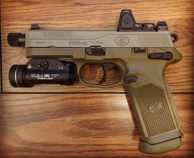 A melee pioneer weapon, the world's 14 most beautiful modern pistols ...