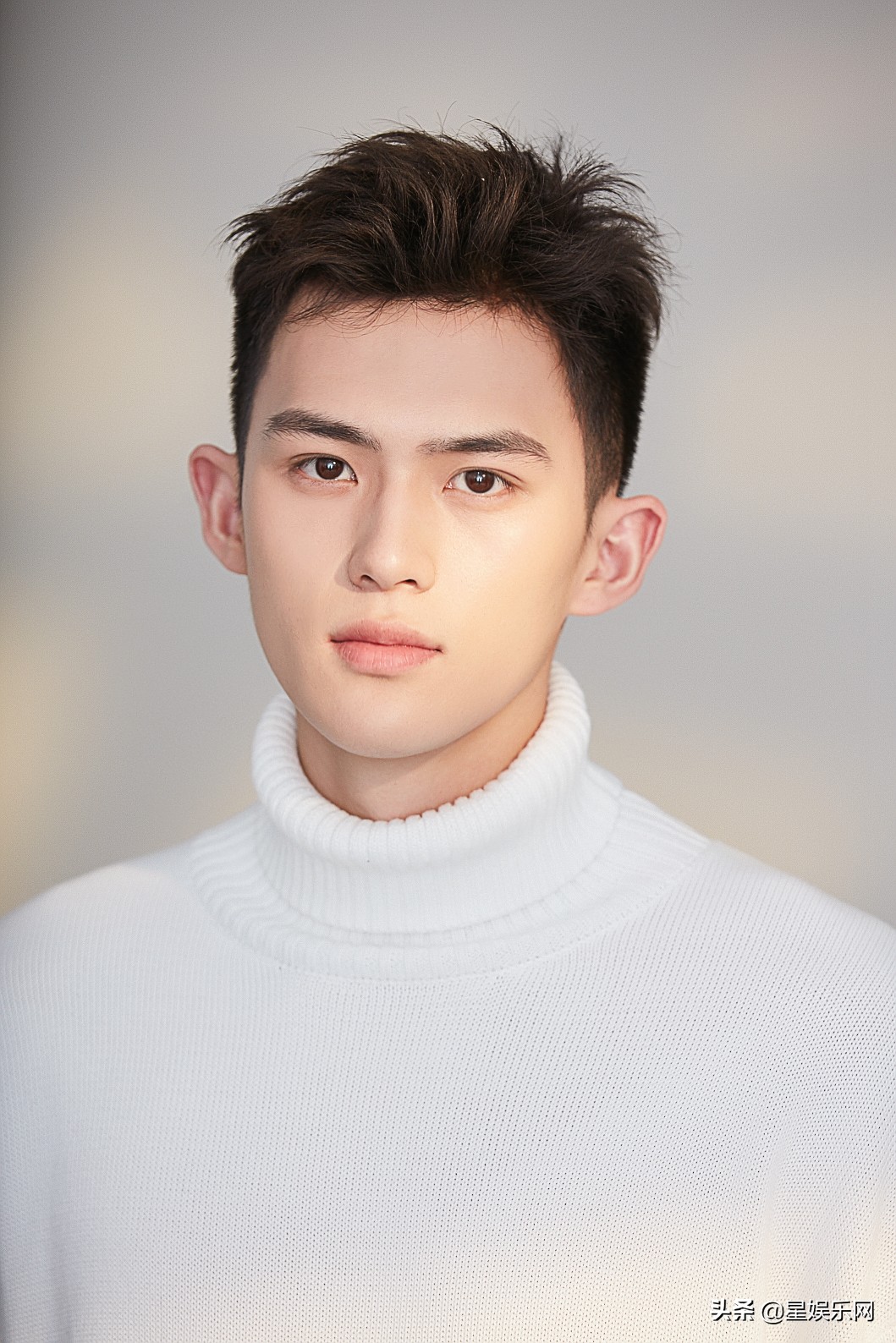 Du Yusen's youthful photo releases sunshine and handsome, showing the ...
