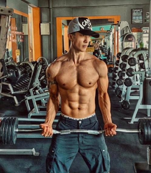 Wu Zun naked to shoot the cover, showing eight-pack abdominal muscles ...