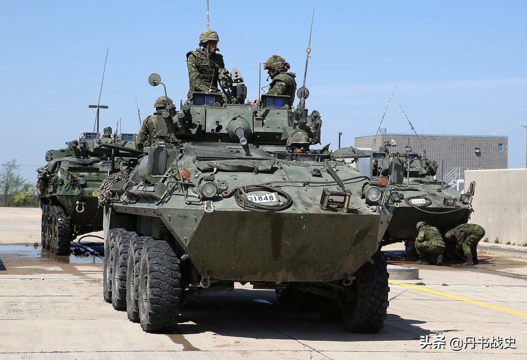 Canadian "Coyote" armed reconnaissance vehicle, a bit "busy" equipment ...