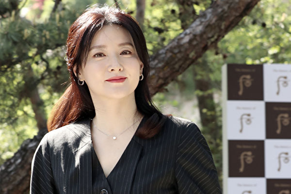 Lee Young-ae's return to filming the new drama "Gu Jingyi" at the press ...