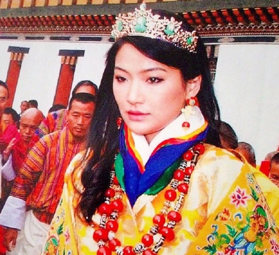 The queen of Bhutan is pregnant with her second child and becomes ...