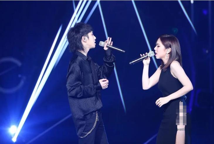 The famous scene of the Mid-Autumn Festival party!Hawick Lau and Daxun Wei have no interaction ...