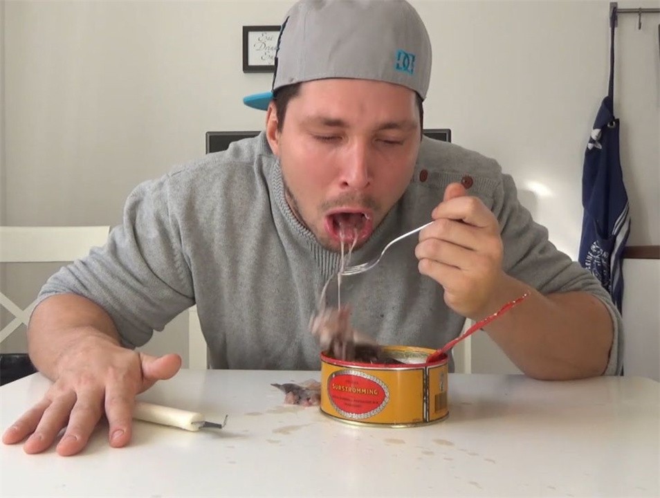 Inuit's delicacy "Pickled Puffin", sucks with the mouth after rotten ...