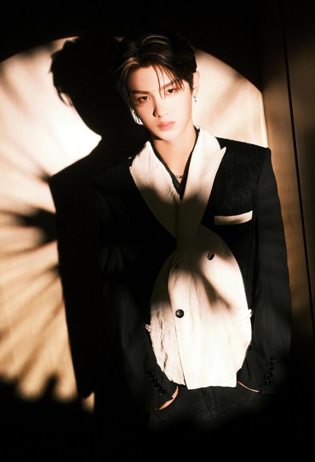 Huang Minghao's black and white contrast suit, focusing on three ...