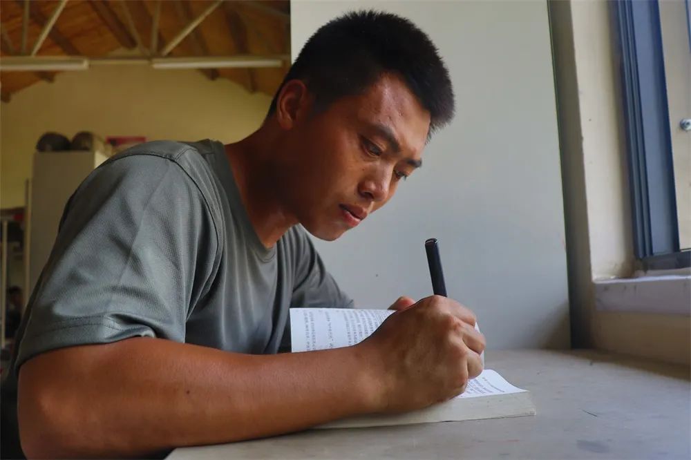 "Strike Force" hardcore sergeant Peng Rong, give you a thumbs up! - iMedia