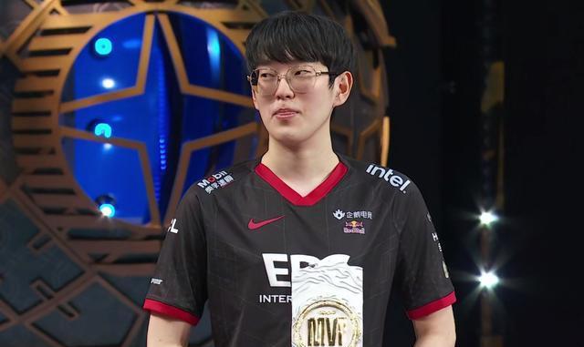 EDG won the S11 championship and Scout won the FMVP!Meiko becomes the first Grand Slam player in ...