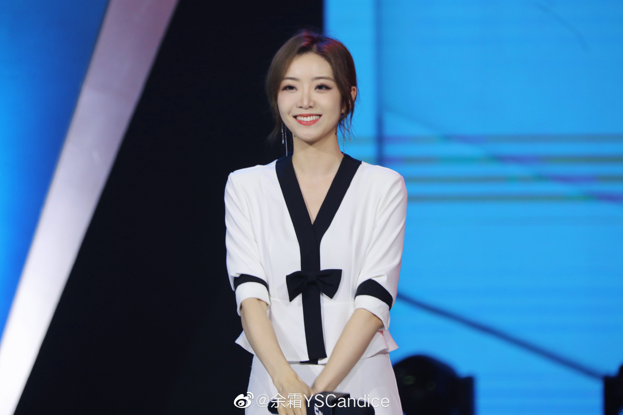 LPL host Yu Shuang complained about Weibo with pictures and attracted ...