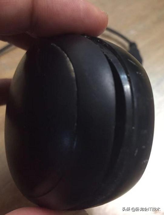 The Logitech mouse is broken, and it's better if you try it yourself ...