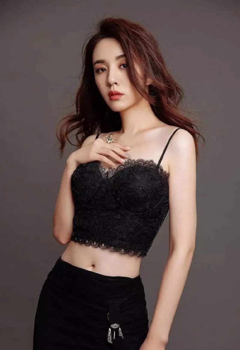 Wang Xiaochen appeared in a sexy appearance, with long legs and long ...