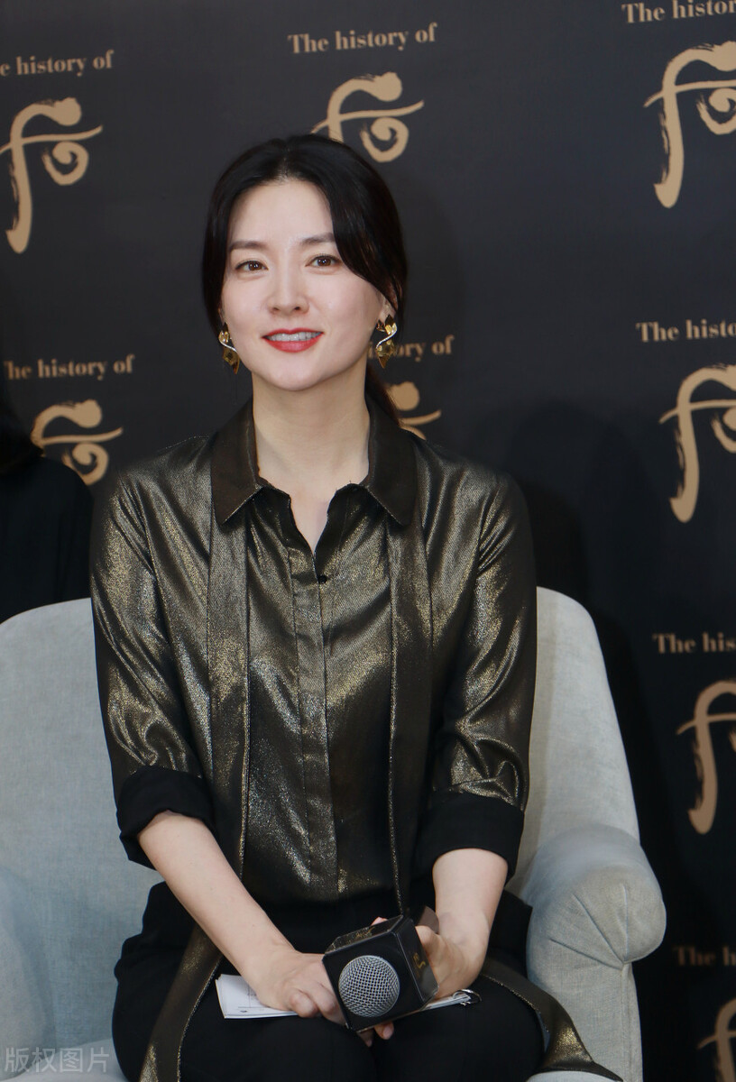 Lee Young-ae's return to filming the new drama "Gu Jingyi" at the press ...