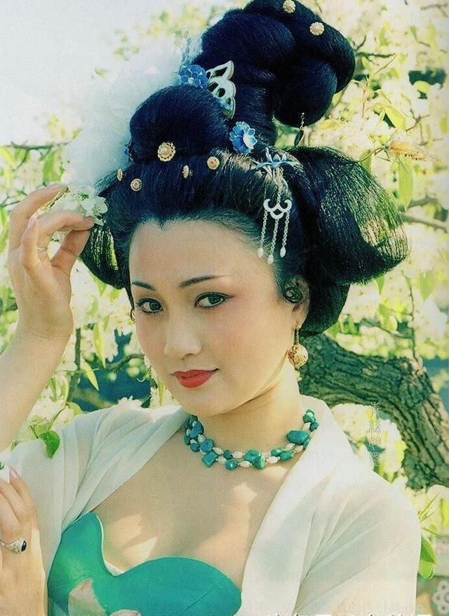 The 16-year-old Lin Fangbing became an instant hit. She gained 50 jin ...