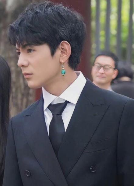 Ding Zhen published a post one year after his debut: Thank you for ...