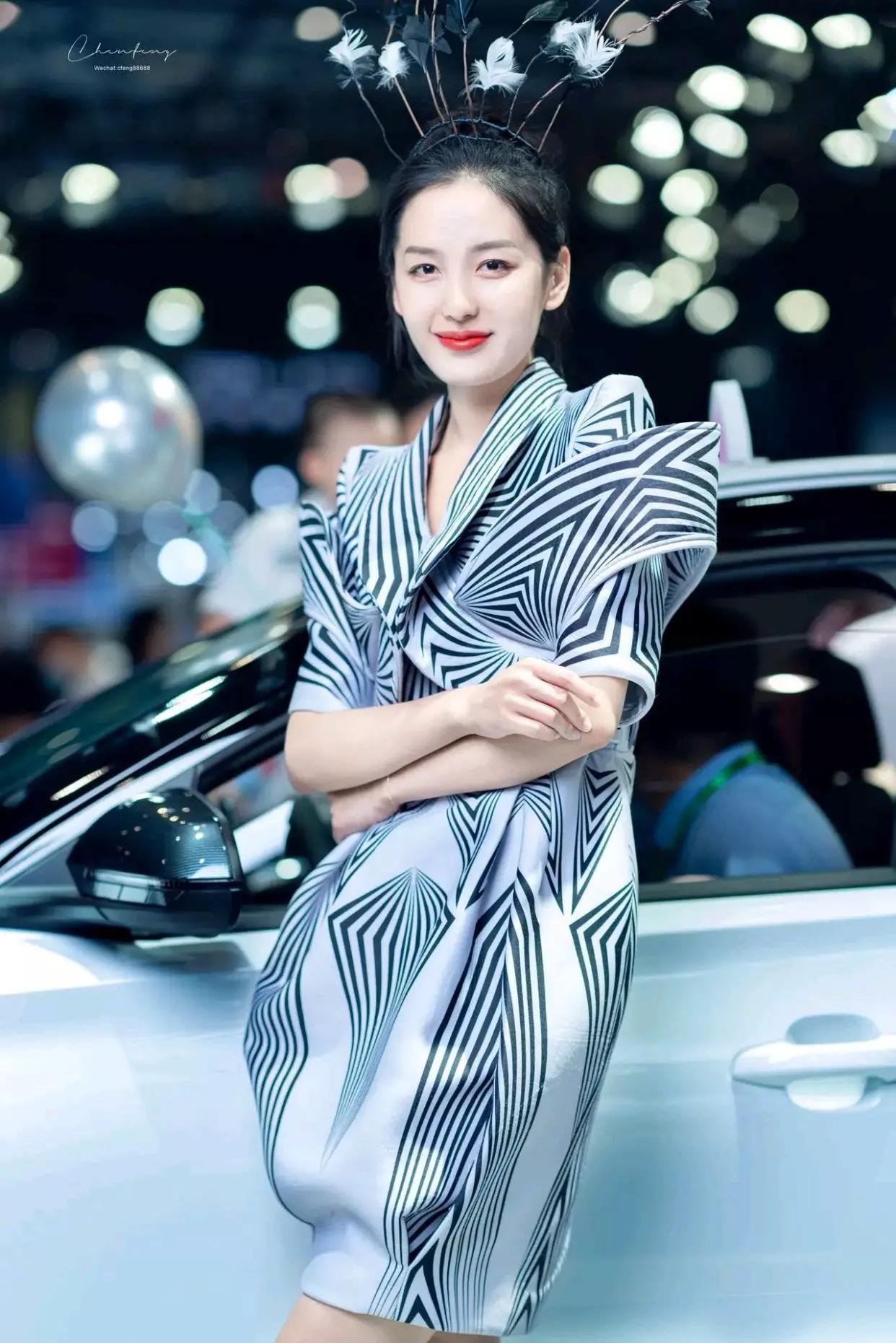 An elegant auto show model.Do you like it? - iMedia