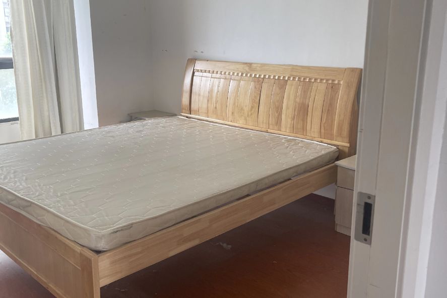 Decoration and rectification.Restore the appearance of the rough house ...