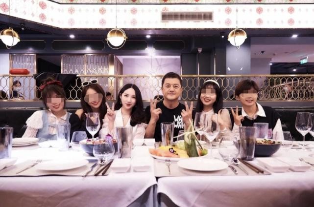 Divided again?Li Yapeng celebrates his 50th birthday, but the beauty ...