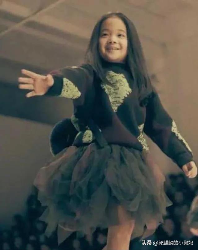 Mei Ting generously exposes a pair of sons and daughters, her eyes are ...