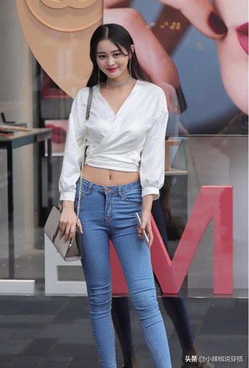 V-neck waistless white shirt + skinny jeans, full of simple style, full ...