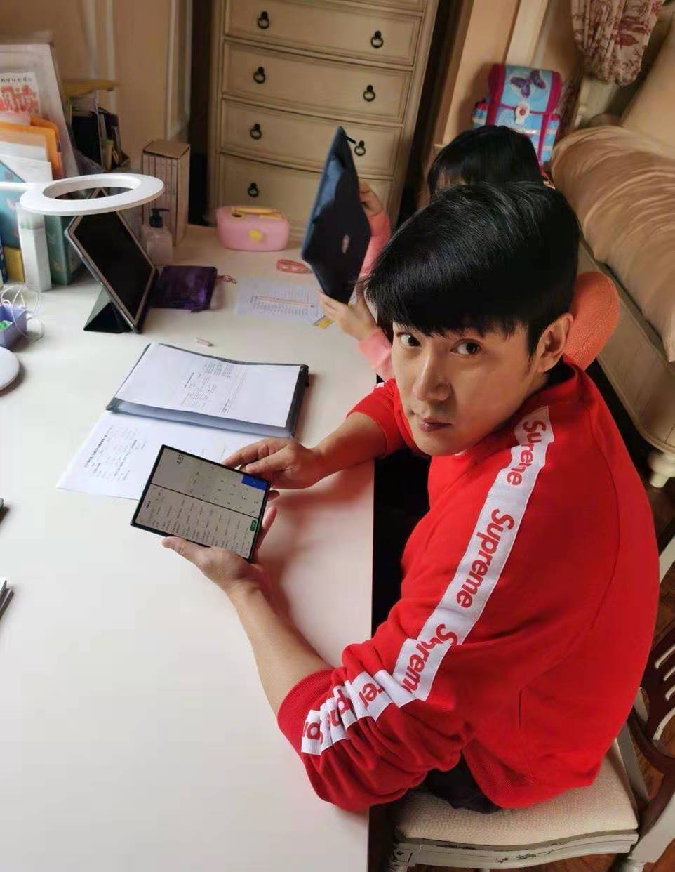 44-year-old Lu Yi took photos of her life, Bell was sitting boldly in a ...