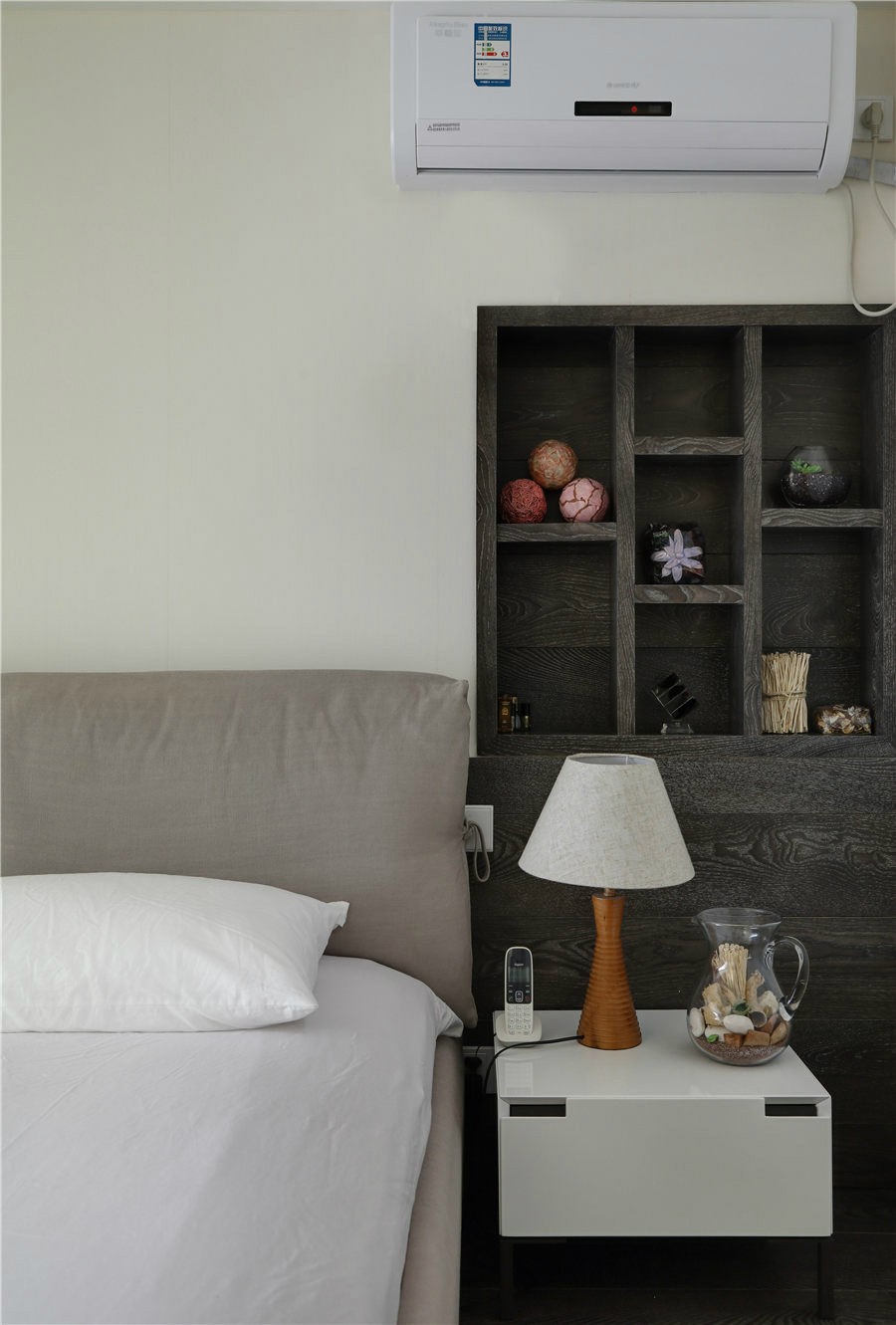 Renovation of 55-square-meter small apartment, using black, white and ...