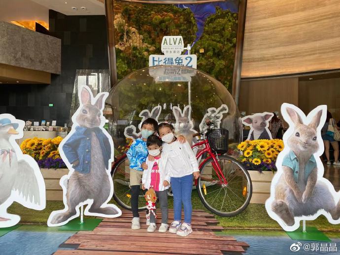 Guo Jingjing took her three children out to celebrate Huo Qigang's ...