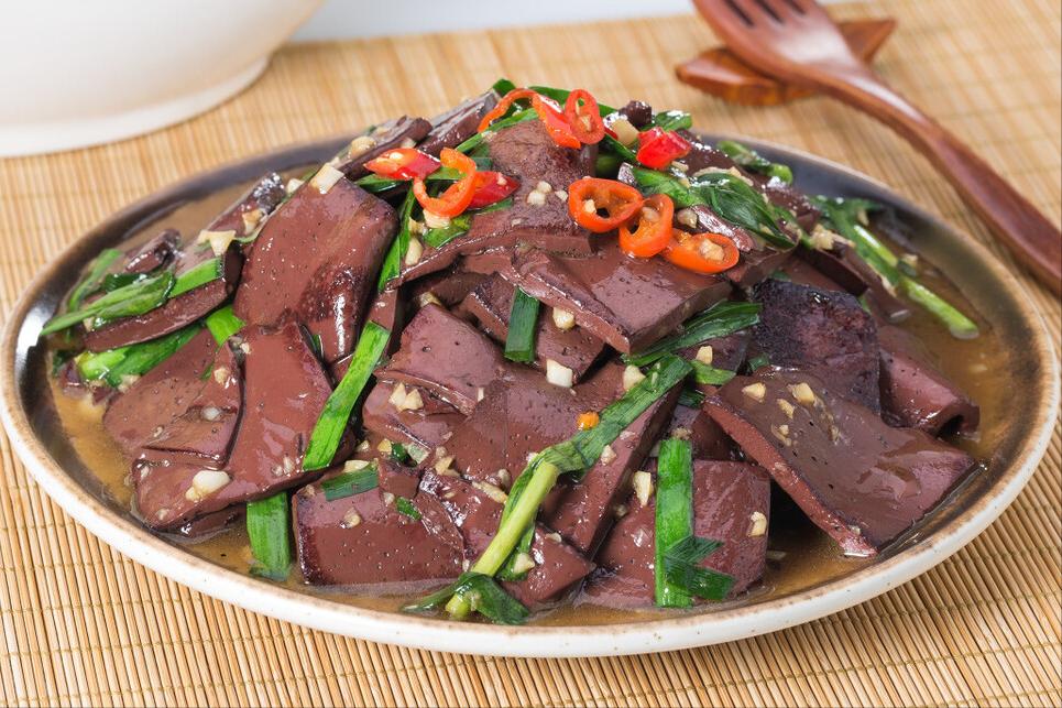 Stir-fried pork blood can't be cooked directly, the chef will teach you ...
