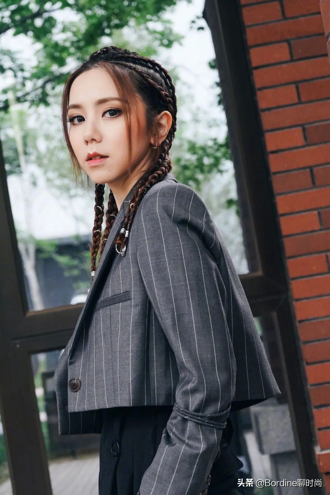 Singer Deng Ziqi, very strong in dressing, wears a gray striped suit ...