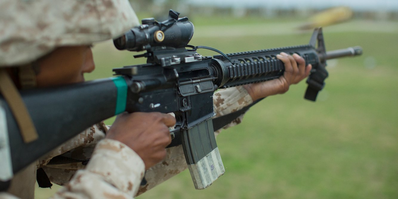 American M16 series automatic rifles lead the world famous gun family ...