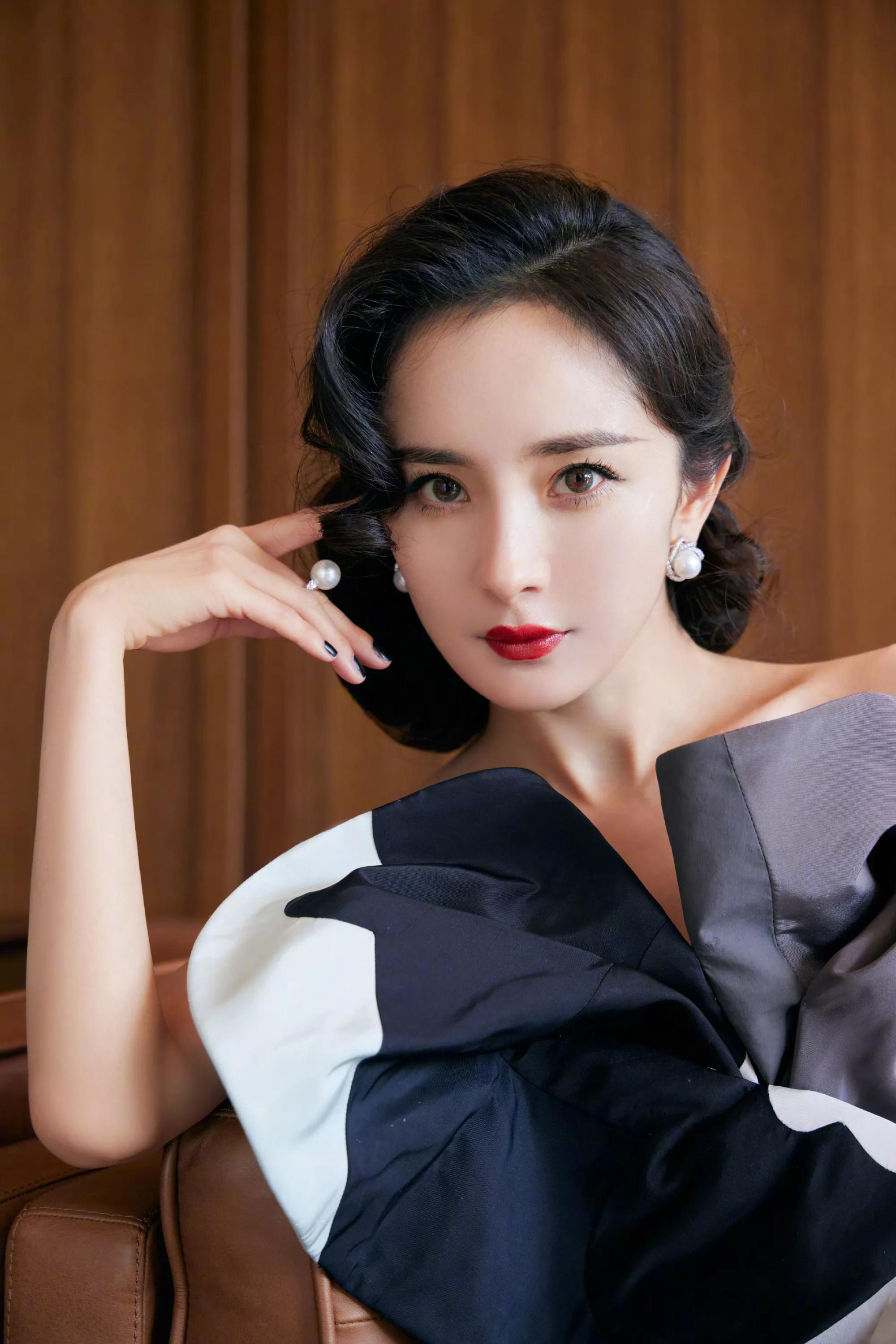 Yang Mi's beautiful picture, red lips are delicate, retro and elegant ...