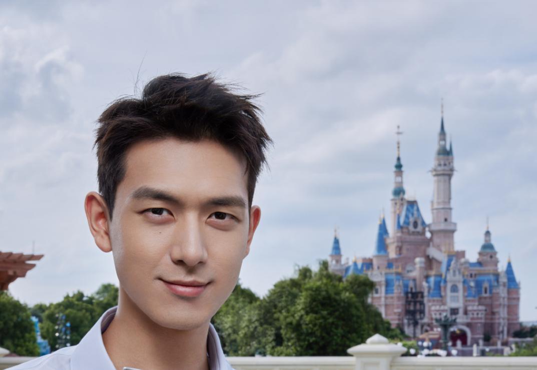 Early photos of Li Xian learning to drive, black vest and shorts ...