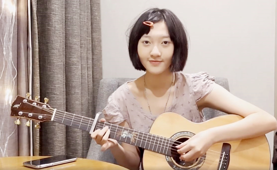 16-year-old Yang Xinyi takes photos, slim and beautiful with long legs. He once played the young ...