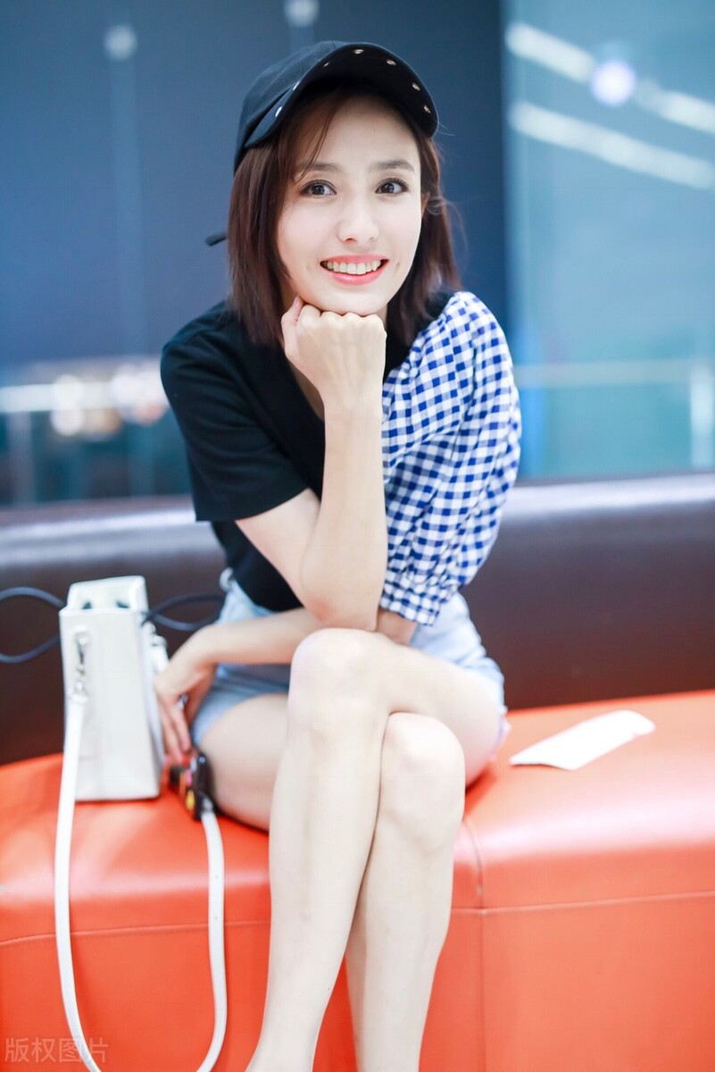 Chen Sicheng and Liu Hawick, who discussed the script with the beautiful woman in the middle of ...