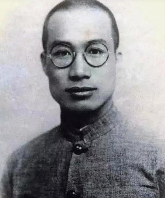 On the Tiananmen Gate in 53 years, Luo Ruiqing "watched" Sun Yi closely ...