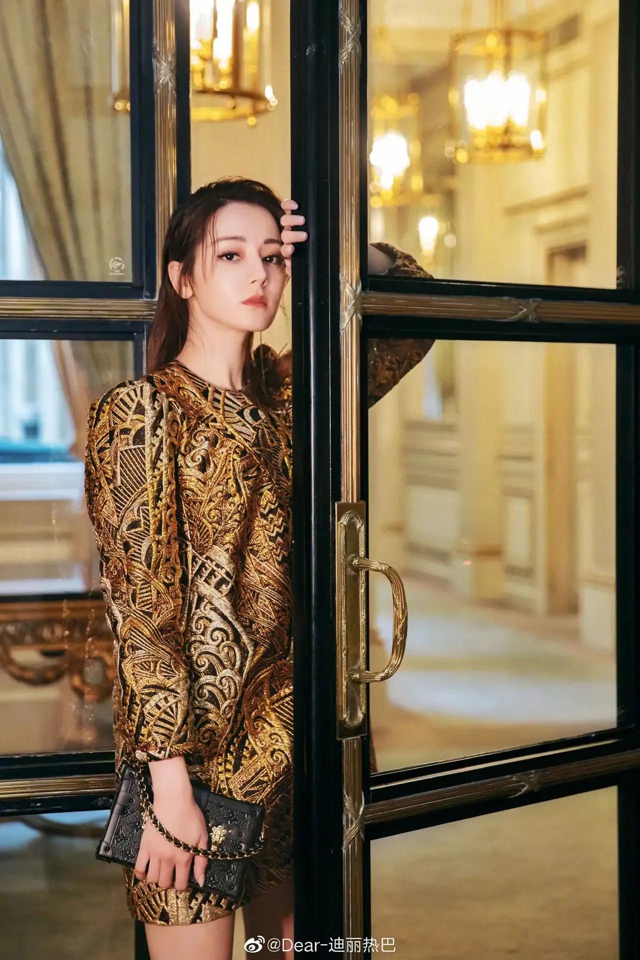 S-line hot bus Xu Lingyue, big white legs, Li Qinzhi mixed atlas 13 ...