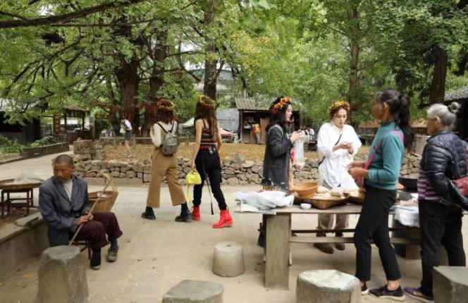 Joey Yung's Twins has a group roundup, the official poster of "Long Me ...