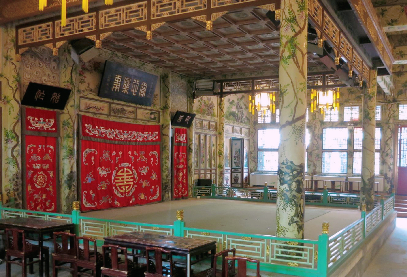 How luxurious is the house where He Shen lived?The pillar is worth 3 ...